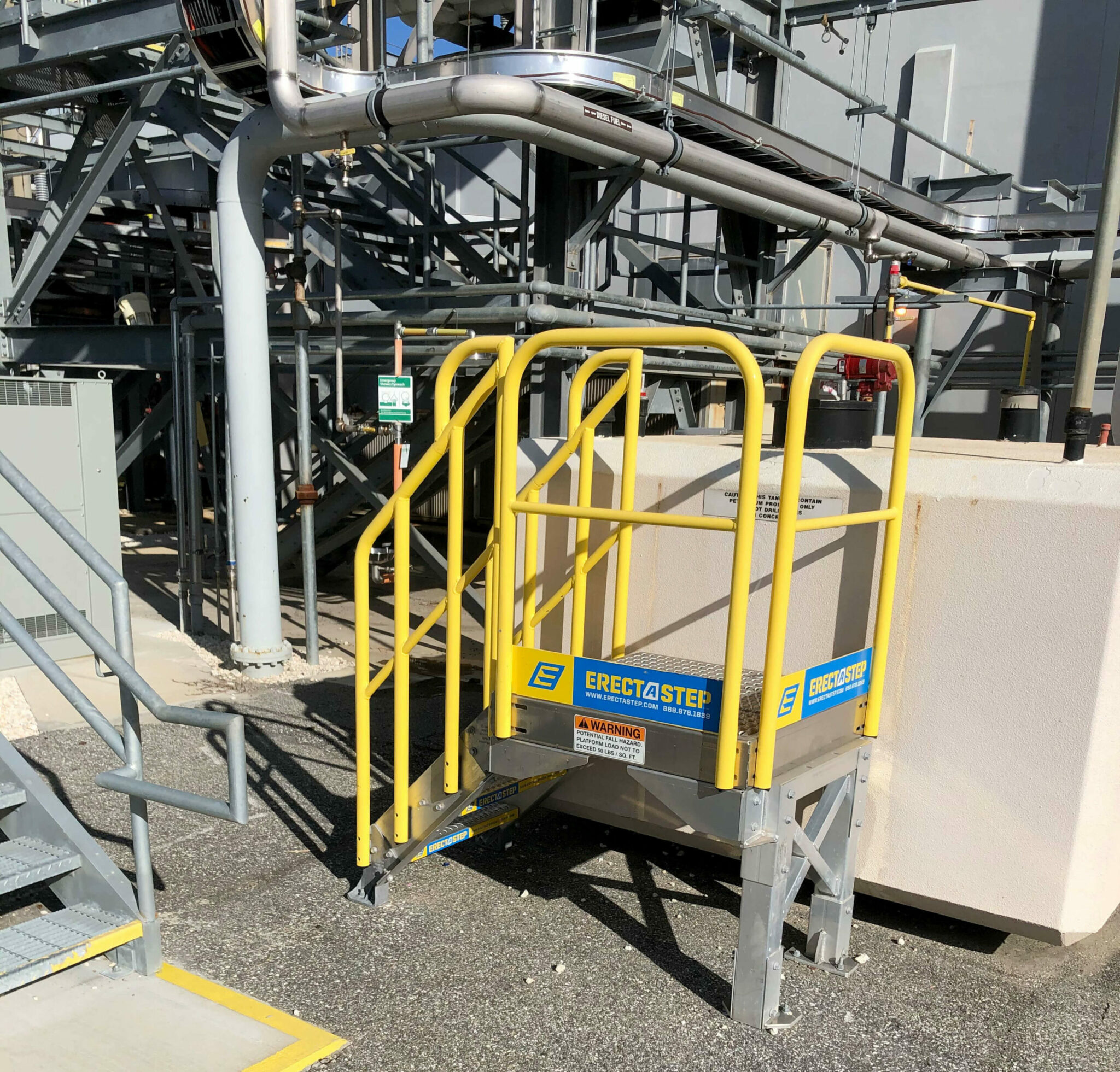 Access platform installation to a chemical tank - ErectaStep